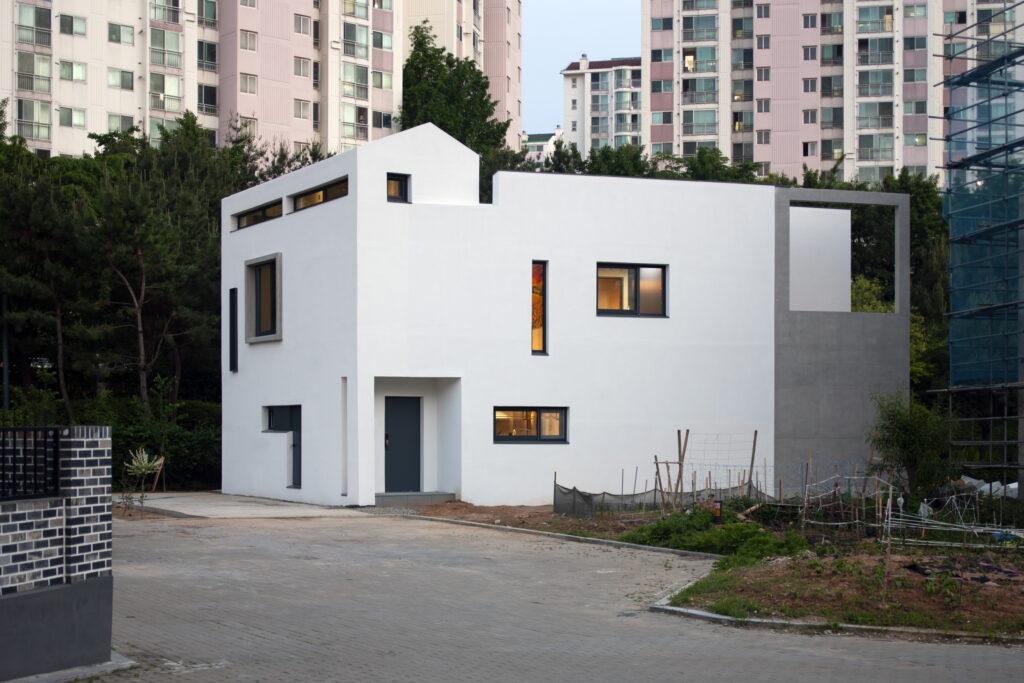 Labyrinthos Living: Crafting Complexity in Modern Architecture ...
