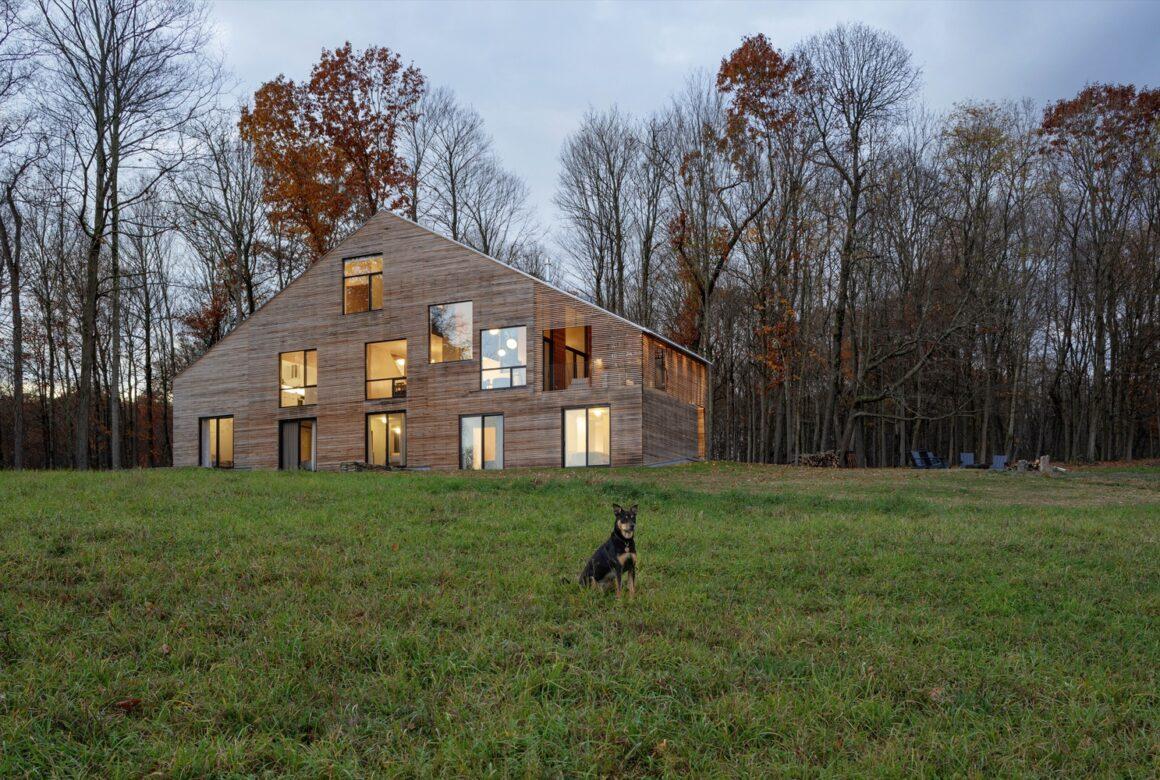 Embracing the Landscape: The House Between Forest and Field | illustrarch