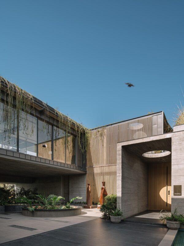 The Link House: A Tale of Two Generations in Urban Luxury | illustrarch