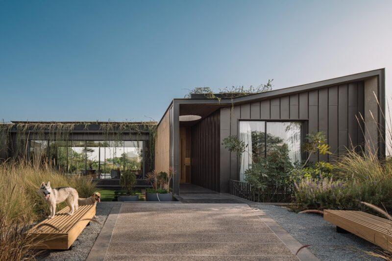 The Link House: A Tale of Two Generations in Urban Luxury | illustrarch