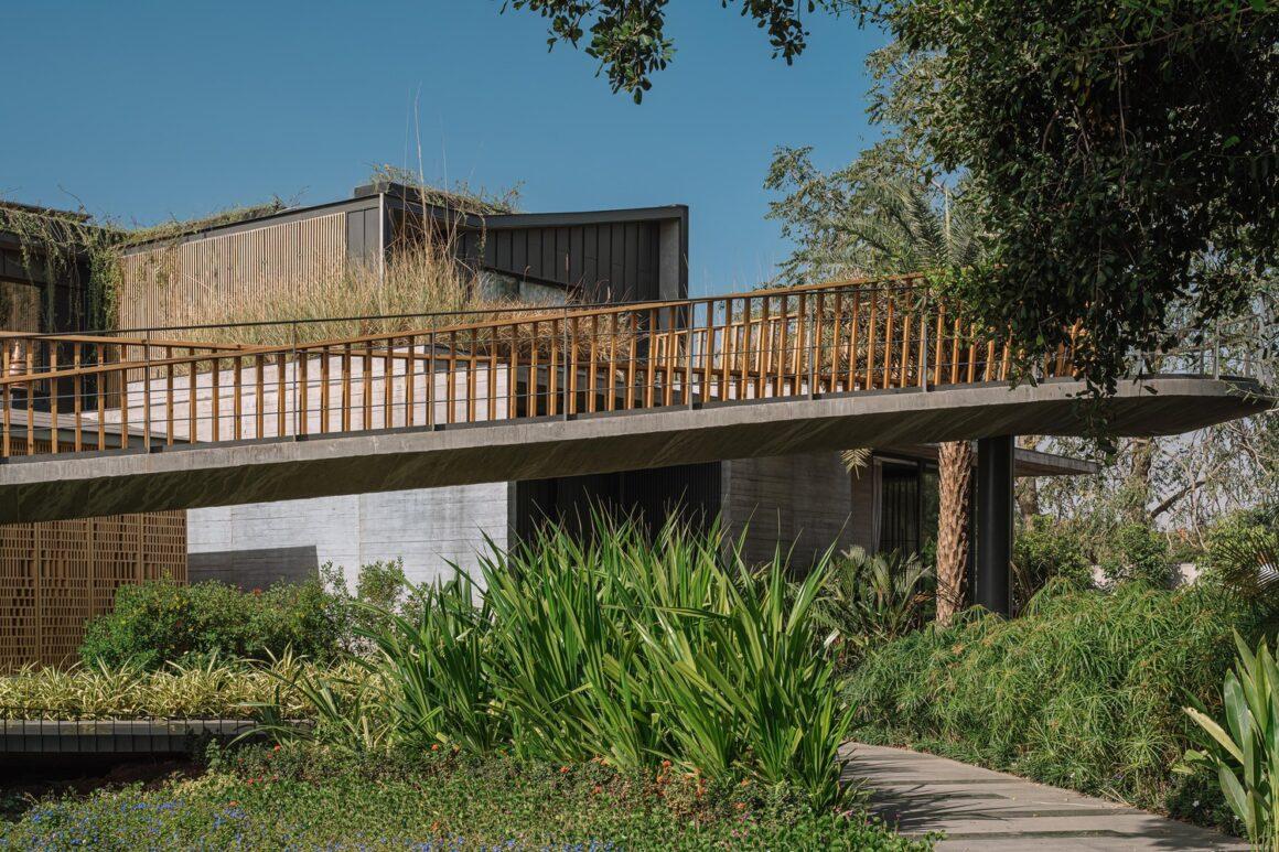The Link House: A Tale of Two Generations in Urban Luxury | illustrarch