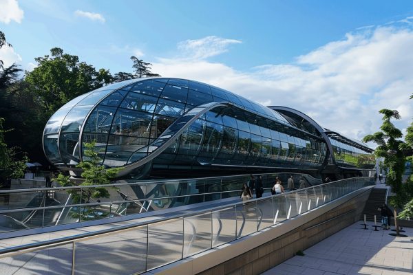 Unveiling the Design Secrets of Norman Foster: Innovation ...