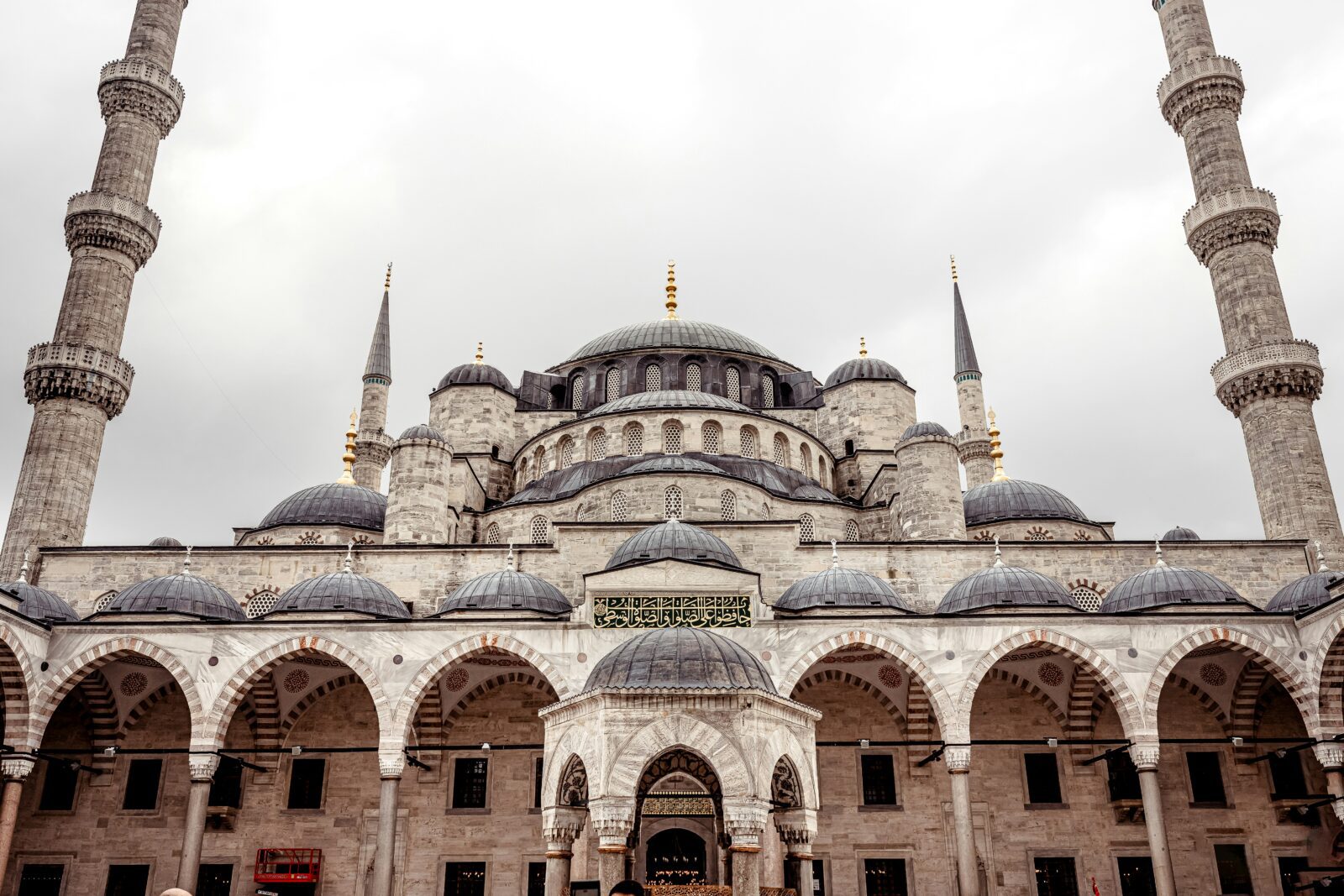 8 Remarkable Mosques Around the World You Need to Visit | illustrarch