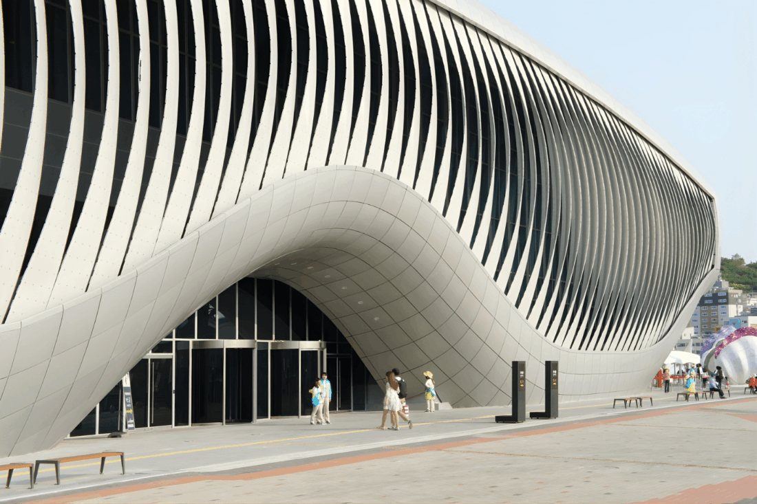 8 Trends in Dynamic Facade Design You Need to Know | illustrarch