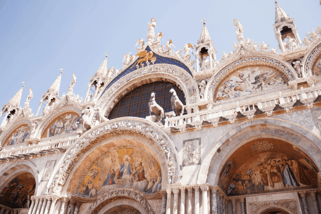 Masterpieces of Architecture: Iconic Buildings That Inspire | illustrarch