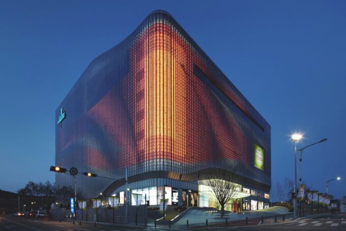 Top 10 Examples of Dynamic Facade Designs Around the World | illustrarch