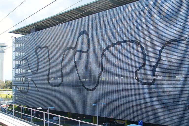Top 10 Examples of Dynamic Facade Designs Around the World | illustrarch