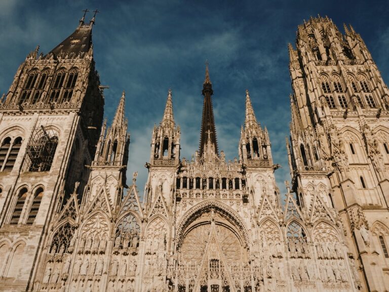 Notre Dame Cathedral: Gothic Architecture Masterpiece Guide | illustrarch